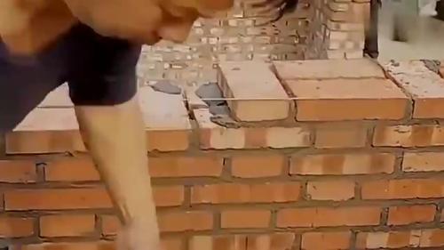 牛人发明砌墙新方法,一砖一灰不落地,堪称王者级别