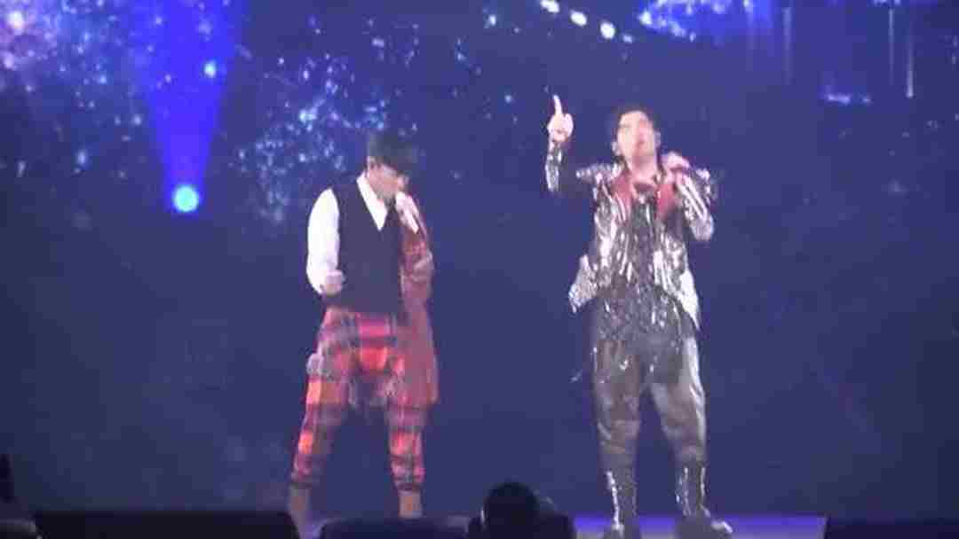 林俊杰在周杰伦演唱会上演唱一首《修炼爱情》两个人的合作很默契
