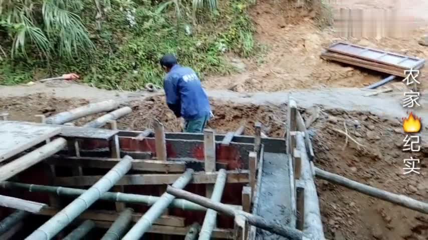 实拍农村建自来水蓄水池,原来山里的自来水是这样来的,你见过吗