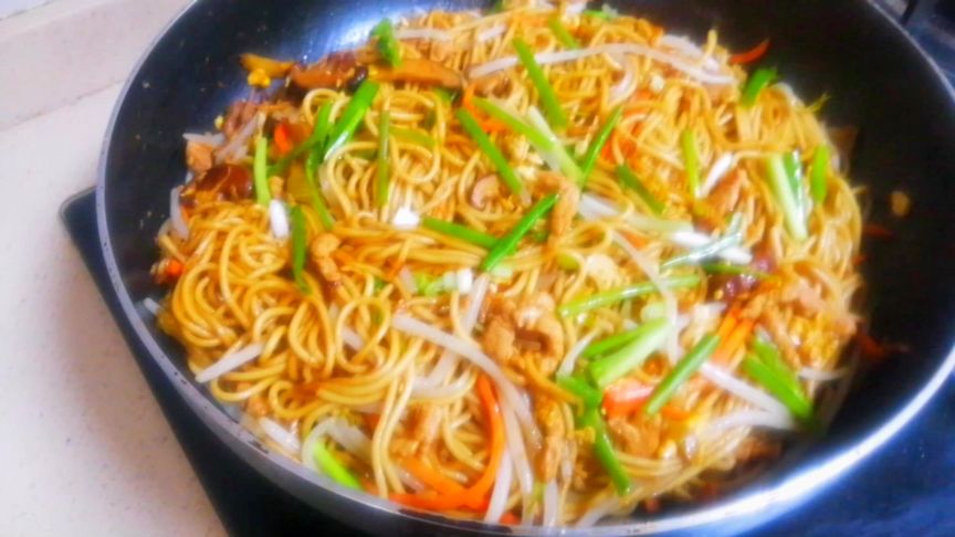 炒面怎么做好吃?材料简单,学会步骤,保证你炒出的面条筋道好吃