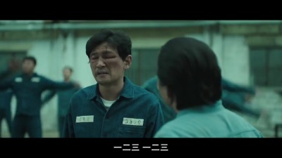 检察官遭人陷害,在监狱里每天被人殴打,偷偷写下再审申请书