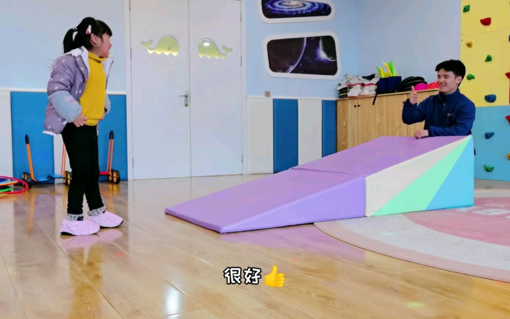 幼儿游戏(体能)游戏名:滚动的树藤