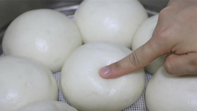 蒸馒头时别直接把酵母放面粉里,教你正确做法,馒头香又白