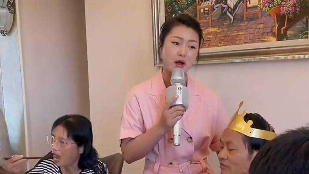 美女罗姣给爸妈唱一首节曰歌曲来祝福