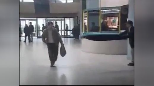 流浪汉街头乞讨钱,手突然伸长2米,吓傻路人