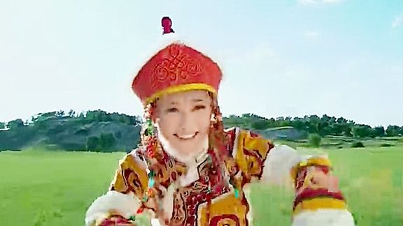 新还珠格格:尔泰塞娅骑马玩耍,尔泰挂树上休息,塞娅捉弄没成功