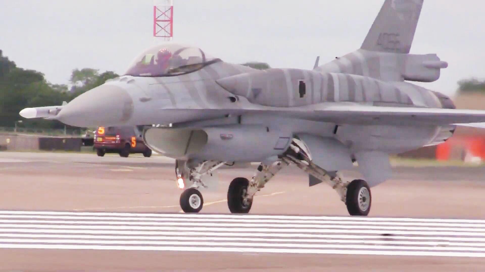 各种涂装的F-16战斗机,进行飞行表演的镜头!