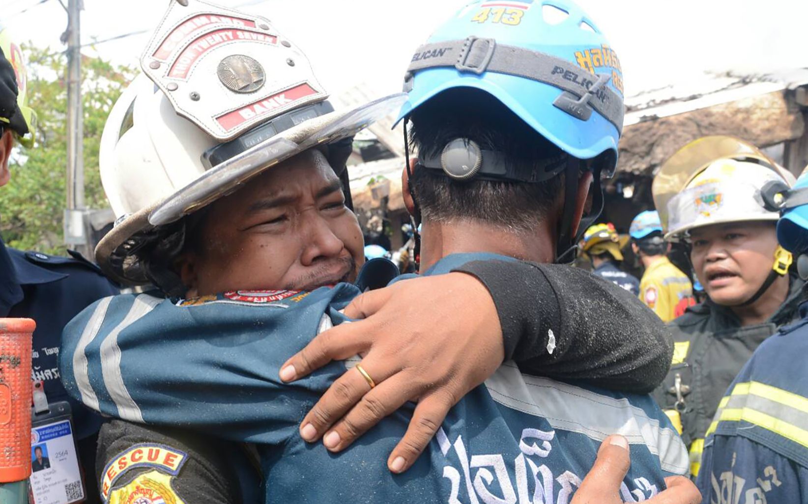 泰国一3层民房被火海吞噬 消防员扑救时楼体突然坍塌致5人遇难