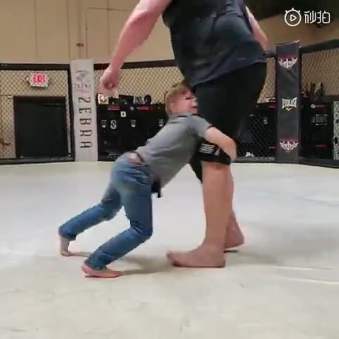 大肚佛的儿子这抱摔有模有样的