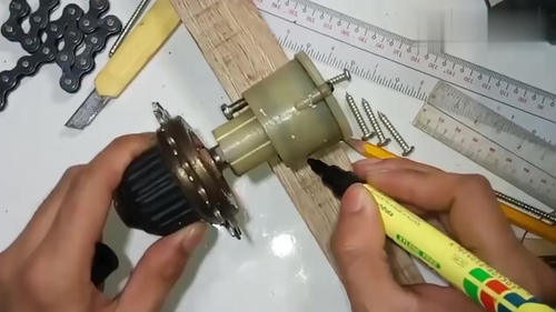 90后小伙在家自制电动车,这要是骑出去,简直太拉风了!