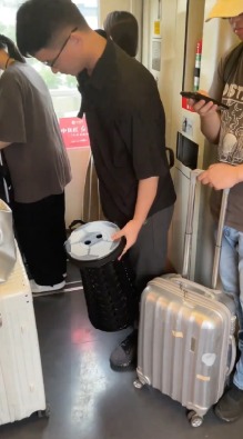 男子买高铁站票,带折叠小板凳,还借给陌生男子坐一个