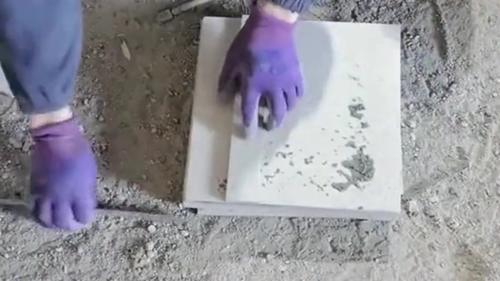 玻璃刀割砖效益高,一看这个手法就知道是个高手了,这活干的没有一点...