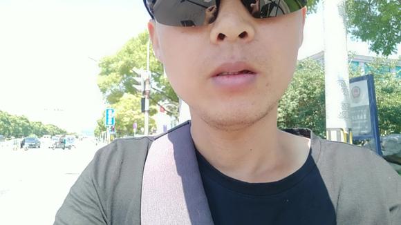 炎热的天跑腿小哥被做微商的女人们承包了