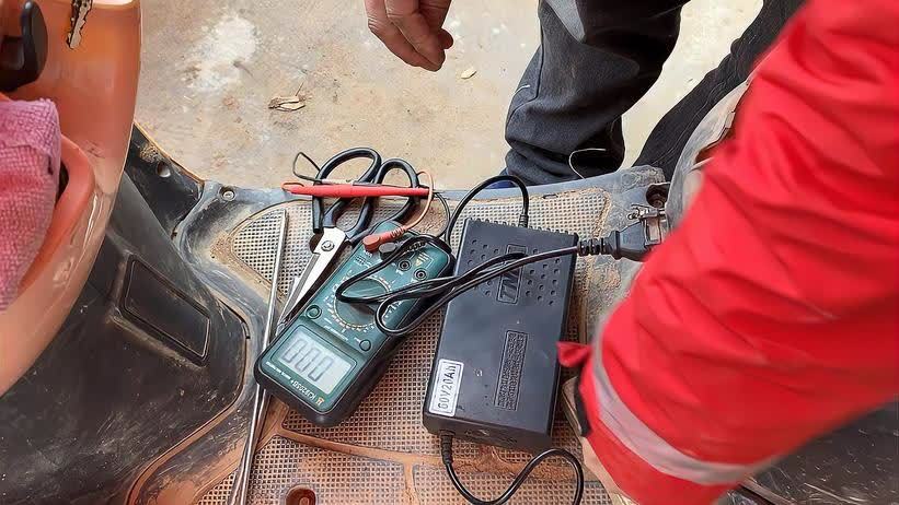 电动车自识别充电器激活半年不用的电池,这工具真好用!你也需要