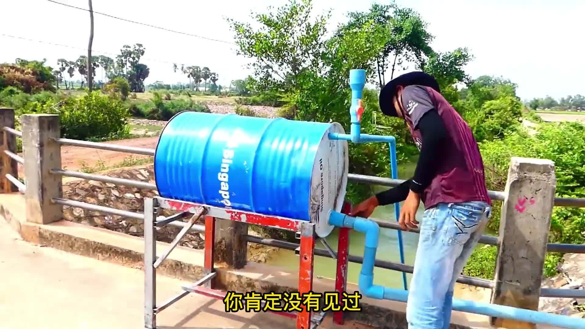 小伙用铁桶和水管制作抽水装置