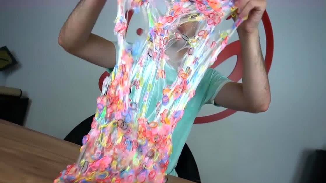 小哥在胶水里放10000个橡皮筋,最后成品怪怪的,密集恐惧症疯了