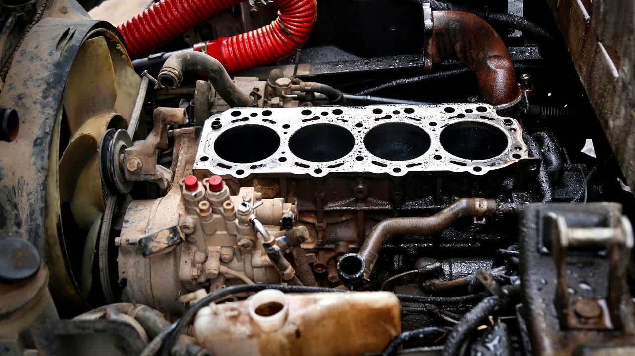 车子大量漏油,汽修师傅检查后很严重要大修,老板表示很无奈