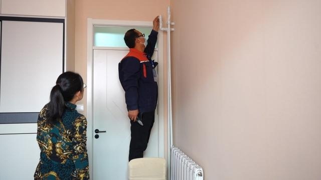 果然视频|家里暖气不热?跟着专业人员学学这些常用处理方法