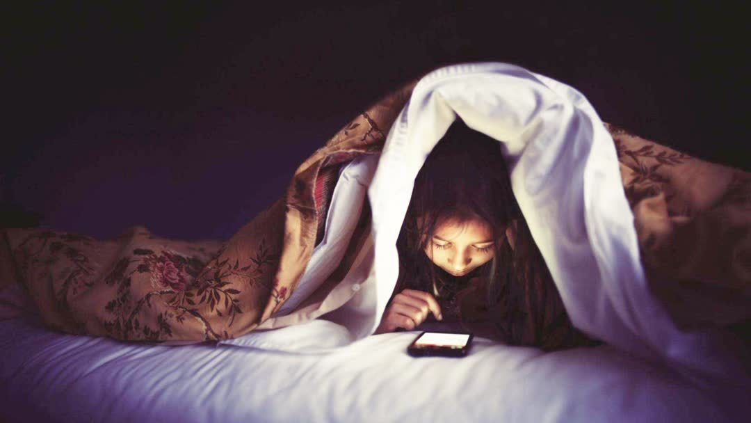 医生:年轻人喜欢睡前玩手机,导致3种身体慢性病成高发疾病