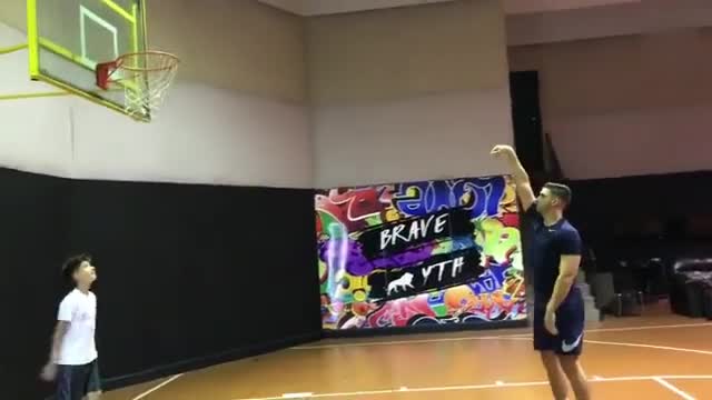 关于投篮的姿势问题,手腕怎么发力