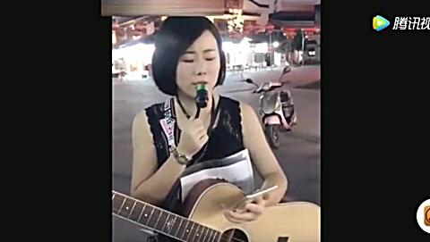 2017最火的一首歌《我们不一样》原唱没火, 翻唱的美女却火了