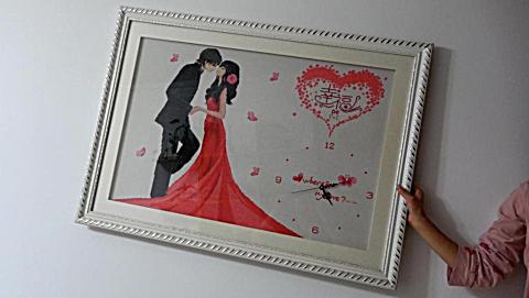 只有1颗钉子怎么悬挂相框? 教你一招, 悬挂整齐还能减少墙体破坏