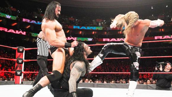 RAW 1325:罗门伦斯拯救捍卫者凝聚力 怪兽帮输掉比赛出现分歧