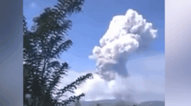 警戒!实拍印尼火山爆发 灰烬喷至4千米高