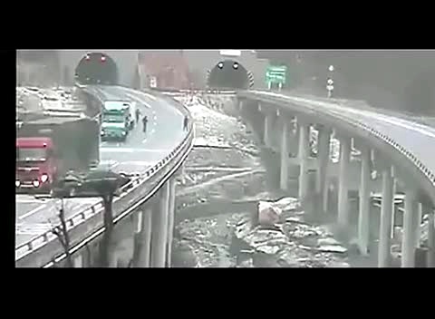 车祸视频集锦 搞笑又奇葩的交通车祸高清视频集锦