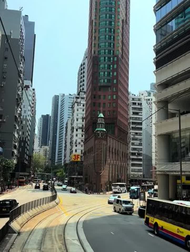 坐上三蚊的百年历史叮叮车、听着粤语歌、欣赏港风街景、你有来香港...