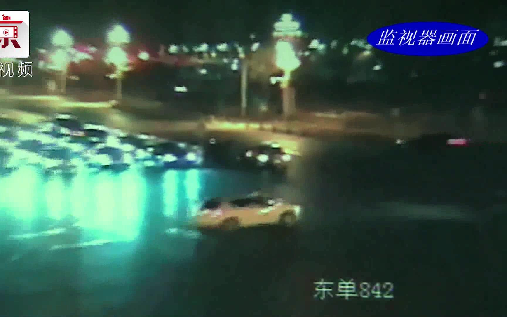 深夜惊险一幕:出租撞倒电动车