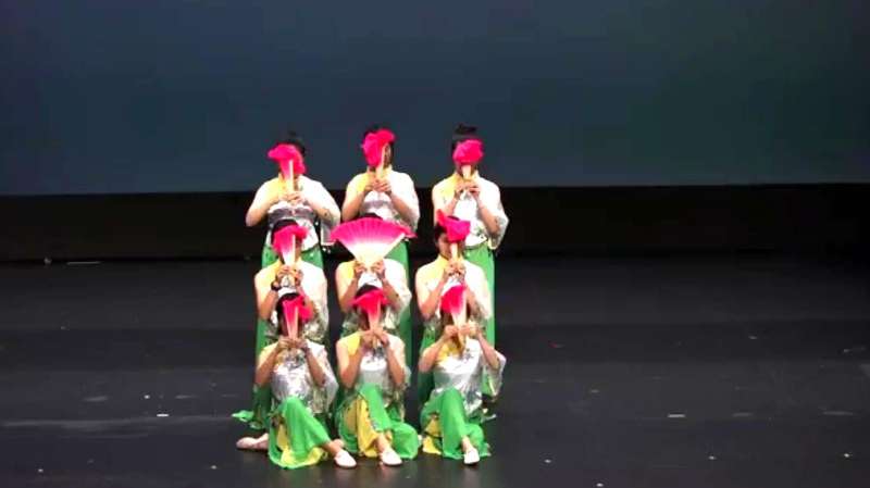 推荐三段民族舞蹈,韵律舞动万家灯火,带你一起领略少数民族风采