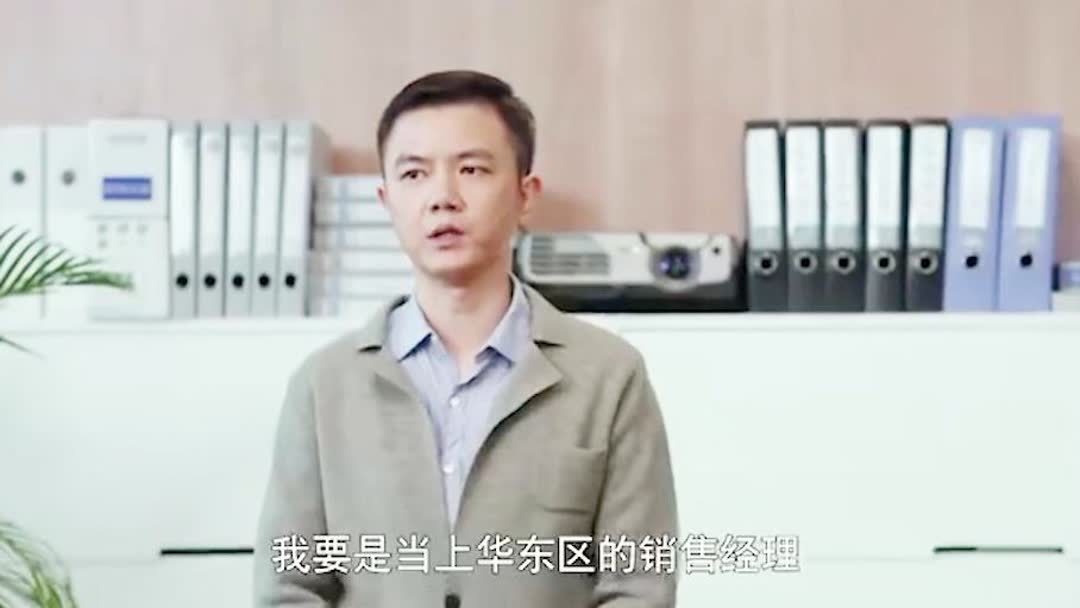 老总推荐男子当经理,在讲台发言一句话没说出来,反而哭了!