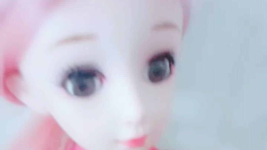 给芭比娃娃做衣服。的视频