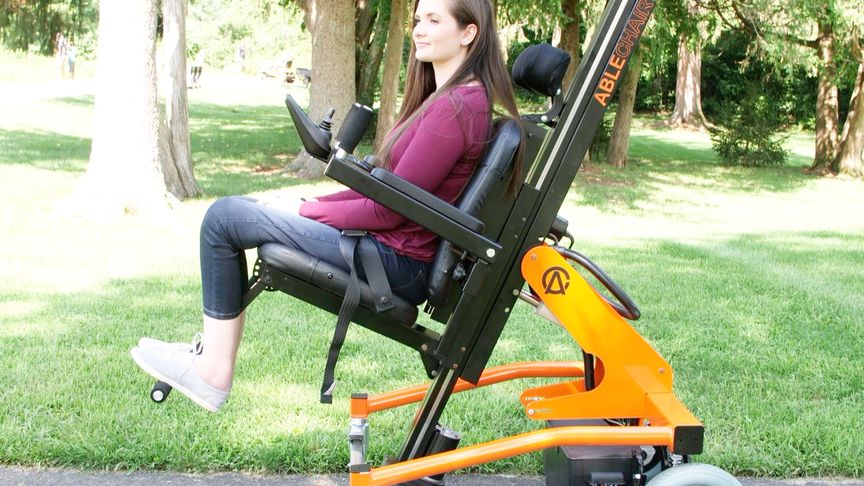 国外发明多功能轮椅,轻松”上天下地“,换灯泡都不是问题