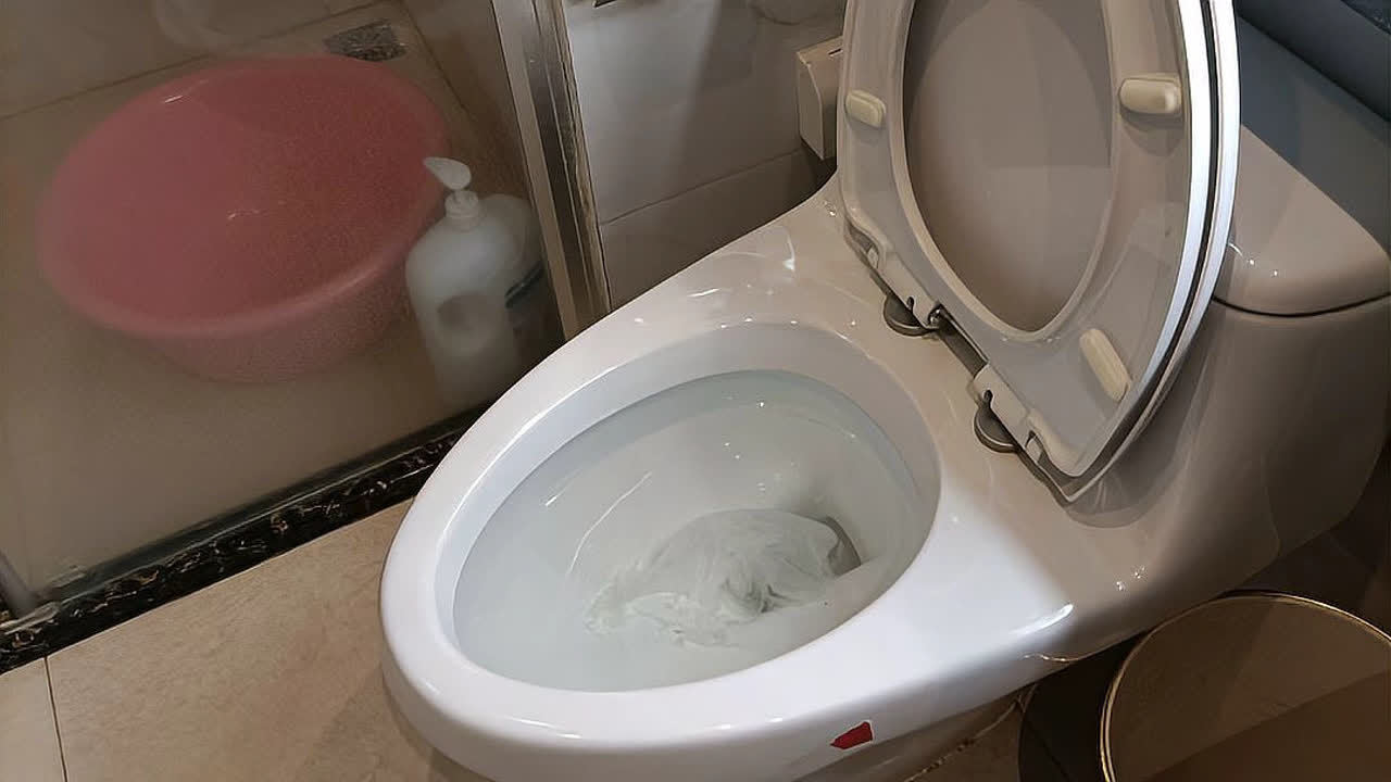 马桶堵塞怎么办?只需要倒点开水和它,几分钟.