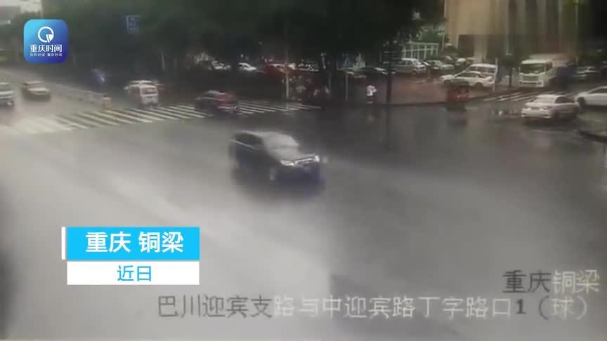 轿车转弯撞上直行电动车车尾又被小货车撞击