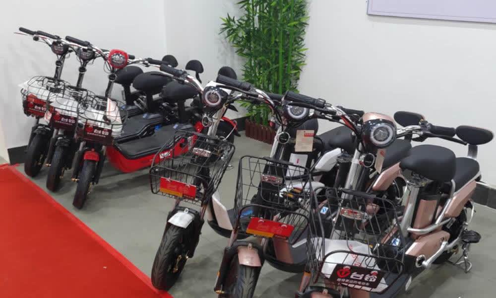 新国标电动车销量惨淡,车店里堆积如山,为啥卖不动呢?答案来了