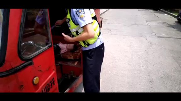 #广西交警飓风行动 行动中的“交警保姆”,这样搭宝宝可是很危险哟!...
