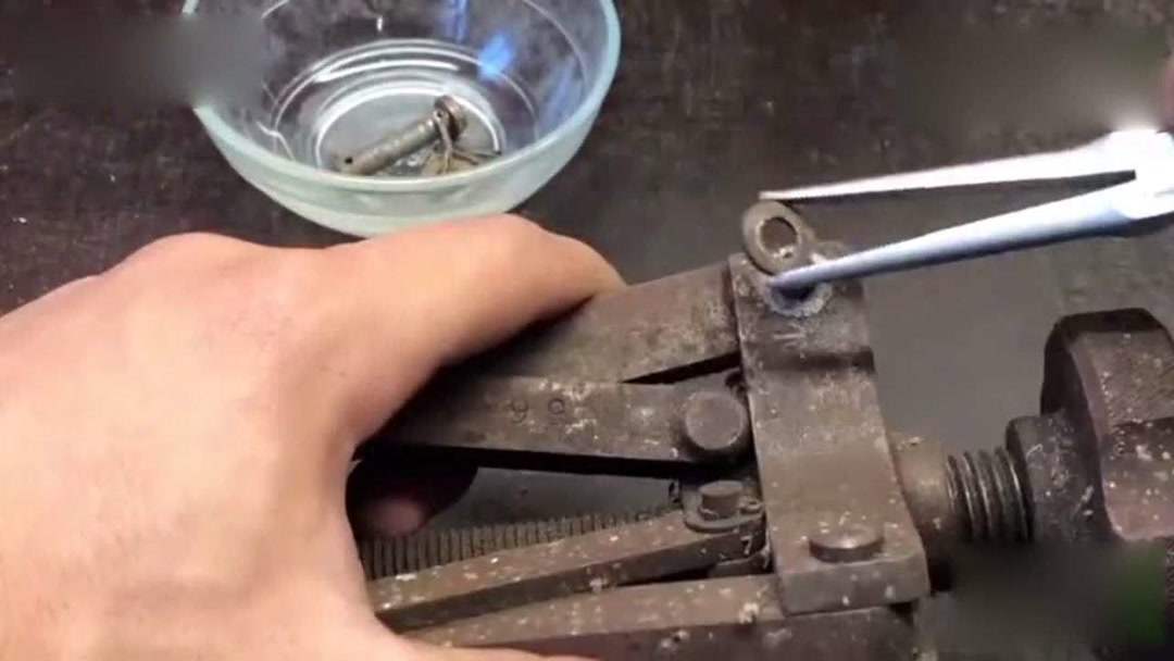 锈迹斑斑的拉拔器,看牛人如何把它翻新,动手能力真强