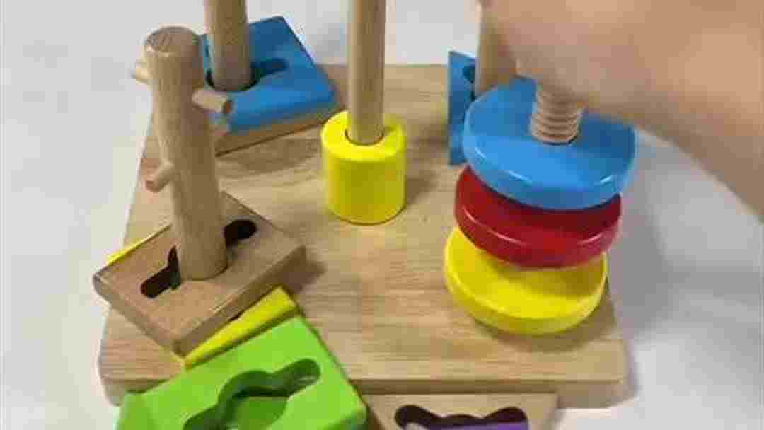 一款小小木质益智玩具,可以提升宝宝大小、形状.多种认知技能