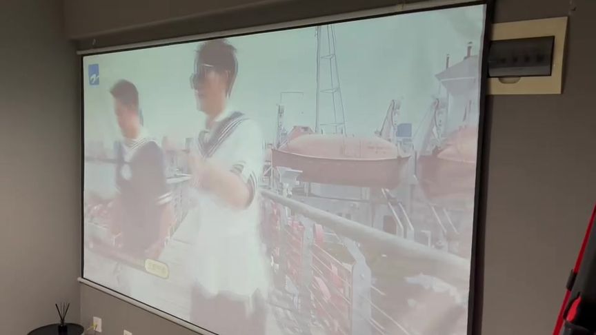 刚上给顾客安装的投影仪效果杠杠的,需要的请联系13842500852