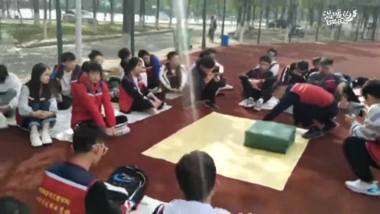 缝衣叠被刷鞋子 安徽工程大学操场上举办生活劳动实践课