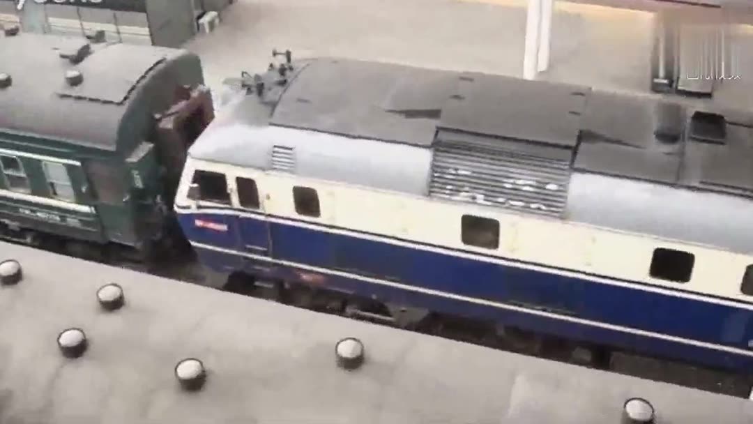 济南开往烟台的火车DF11牵引K8291次列车进终点烟台站