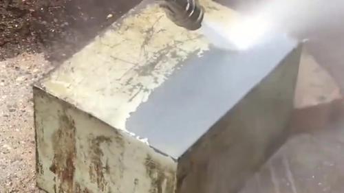 高压水枪清洗上面的油漆,一次就能把油漆全部洗掉,高科技的东西厉害!