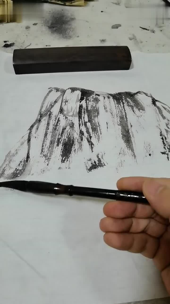 山水画中的云雾怎么画?先用水打湿纸,再淡墨渲染,...