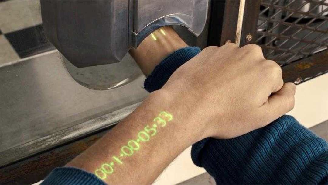 男子手上天生有个时钟,时间用完就会死亡,脑洞大开的科幻电影!