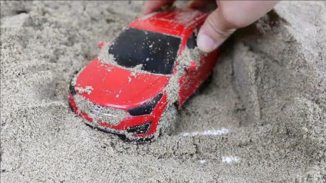 益智玩具,变形金刚小汽车被埋进了沙子里