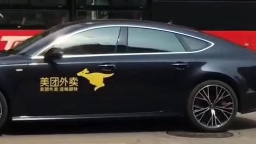 不知道这位外卖小哥是不是单身,好想上去要个微信,我就喜欢送外卖的!