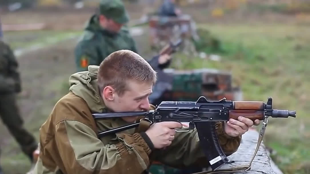 "变态版"枪支射击测试,持续发射1000发子弹枪管起火燃烧